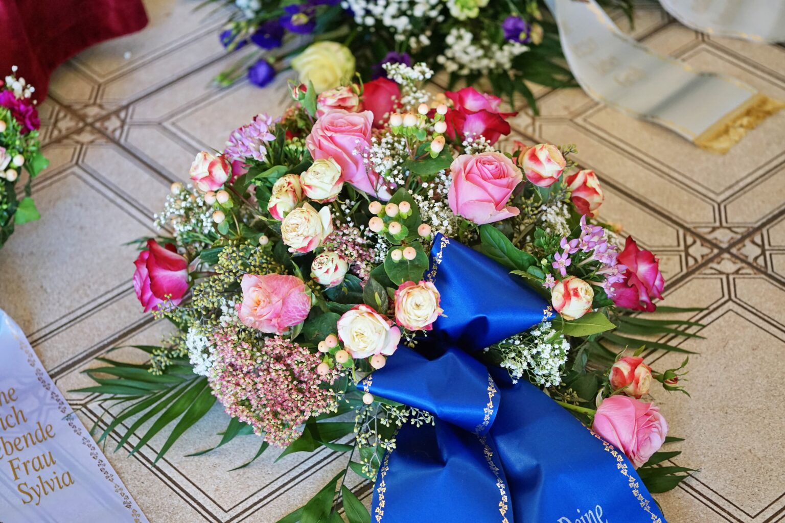 Quelles fleurs offrir pour un enterrement ? - GPG Granit